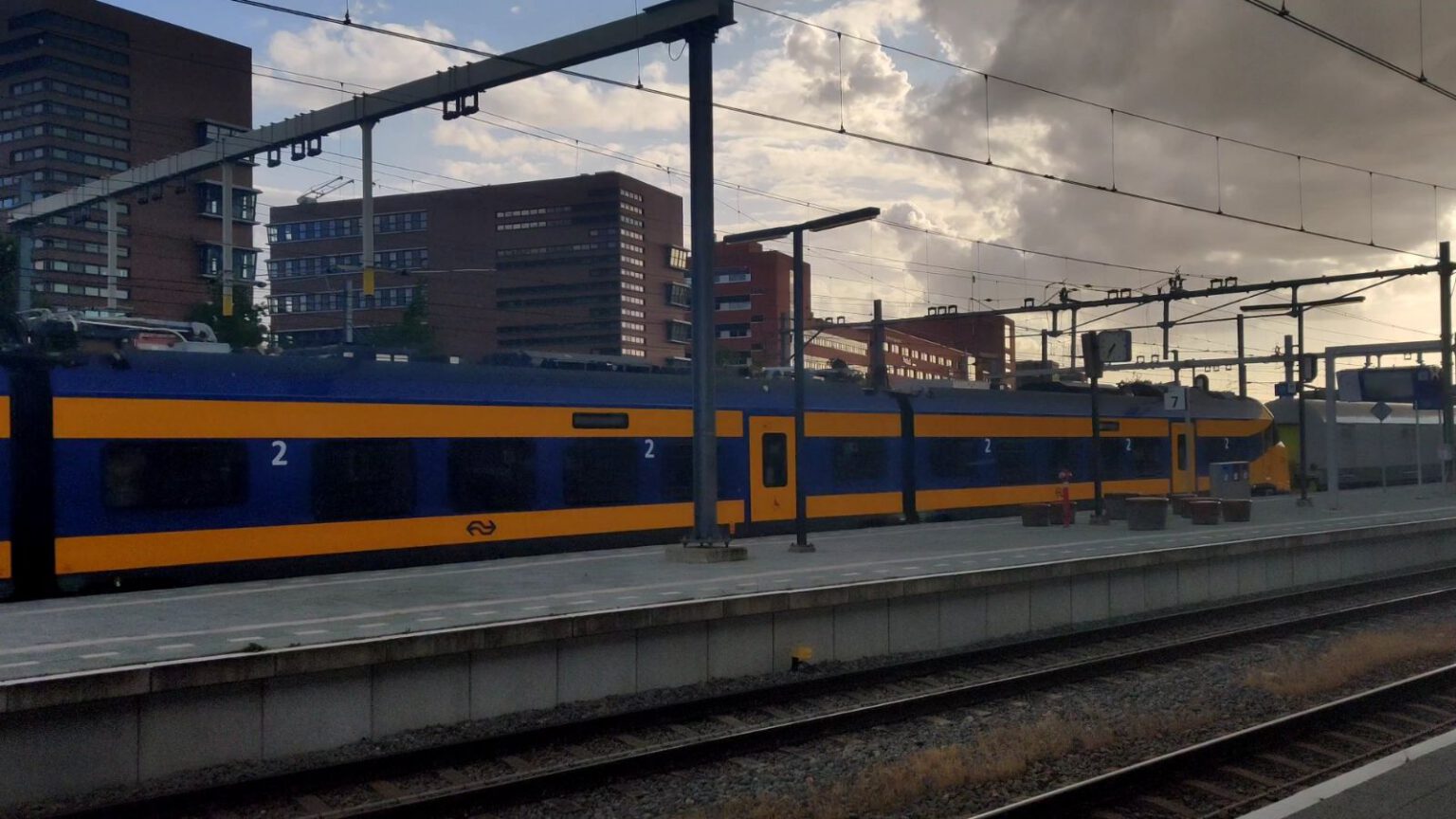 Nieuwe NS intercity de 'Wesp' via station Zwolle en Hanzeboog - RTV Focus