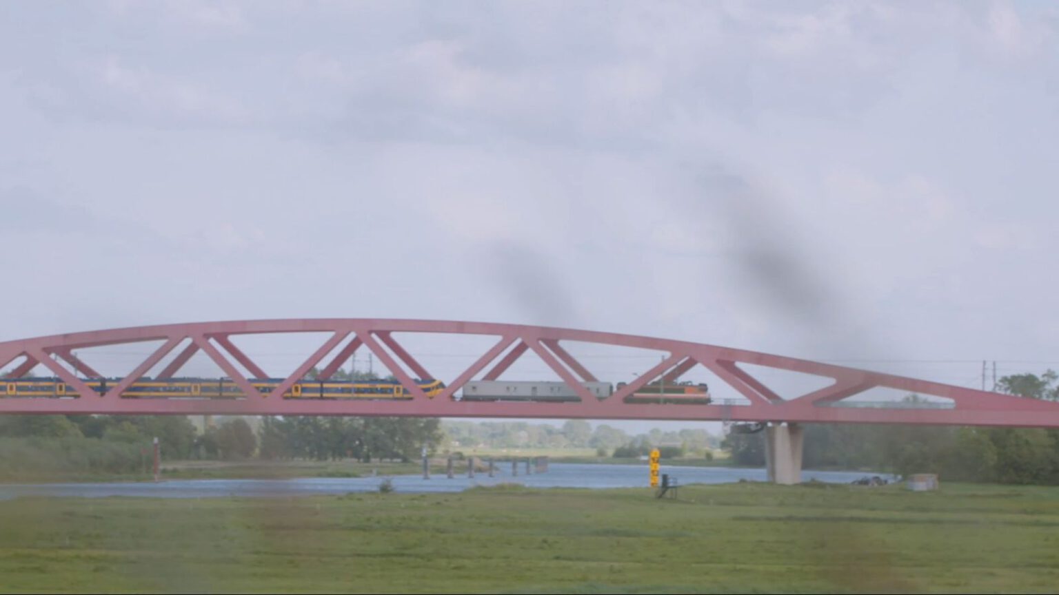 Nieuwe NS intercity de 'Wesp' via station Zwolle en Hanzeboog - RTV Focus