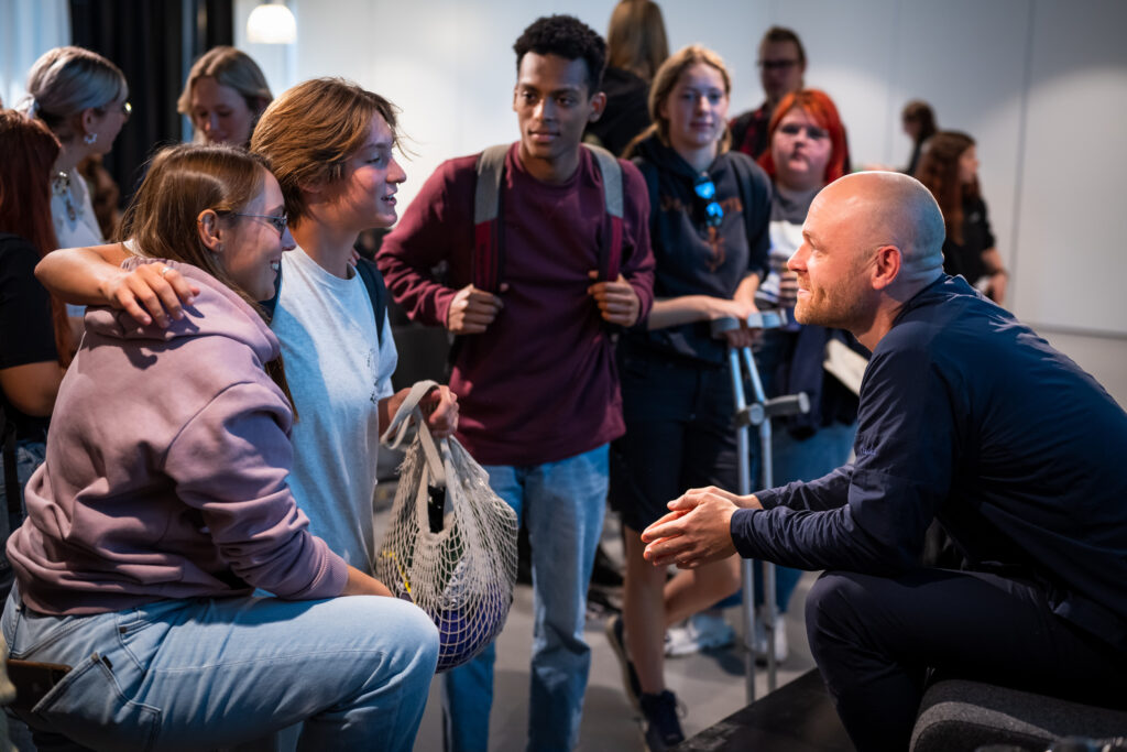 Rapper Sticks inspireert examenkandidaten tijdens collegetour op Cibap ...