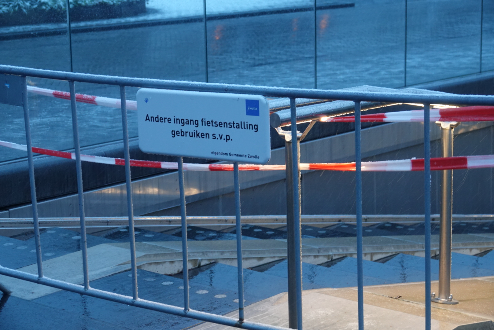 Goed nieuws! Ingang van fietsenstalling bij station Zwolle is weer open ...