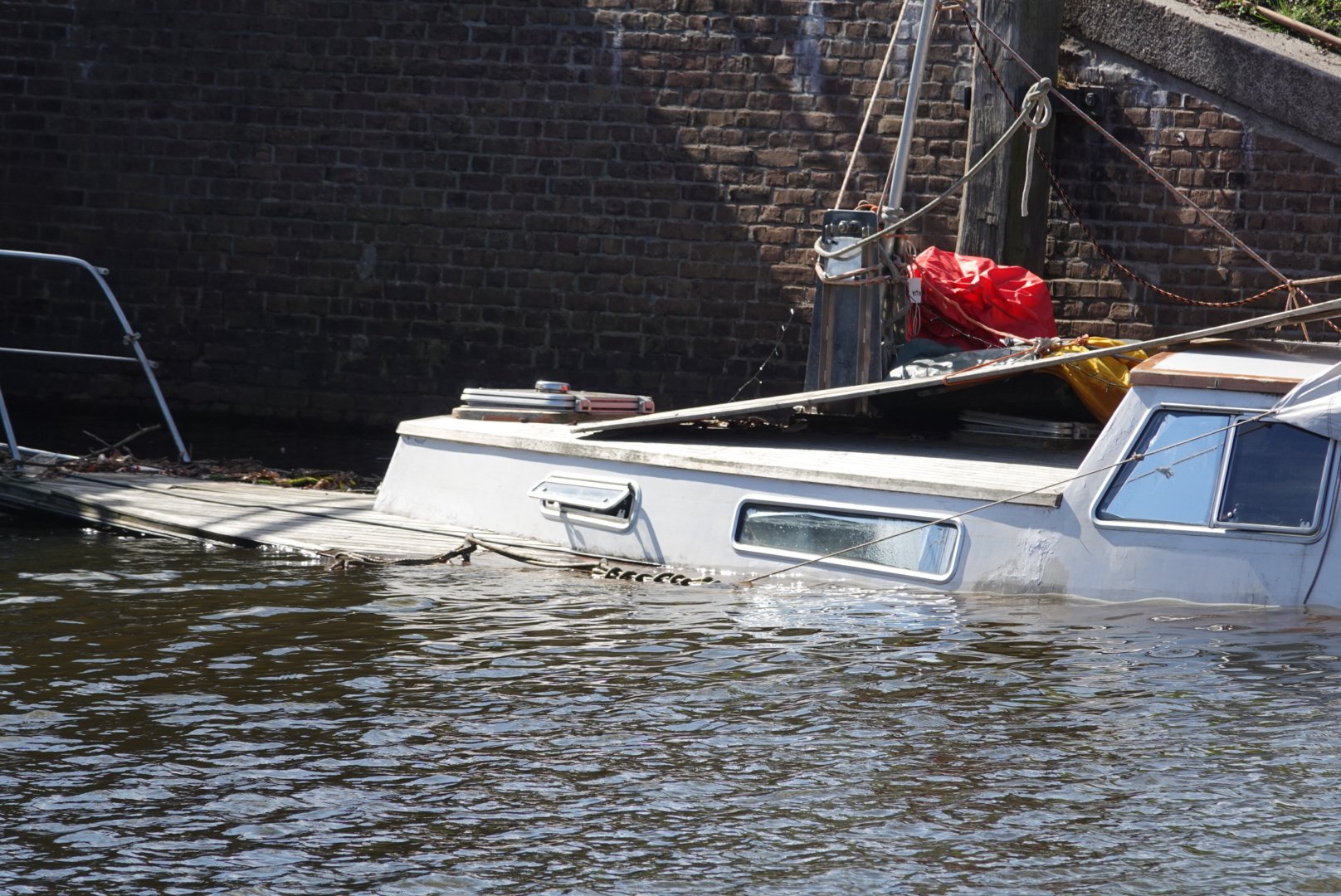 Zwolse 'Swiebertje' ziet zijn zeilboot zinken in stadsgracht - RTV Focus