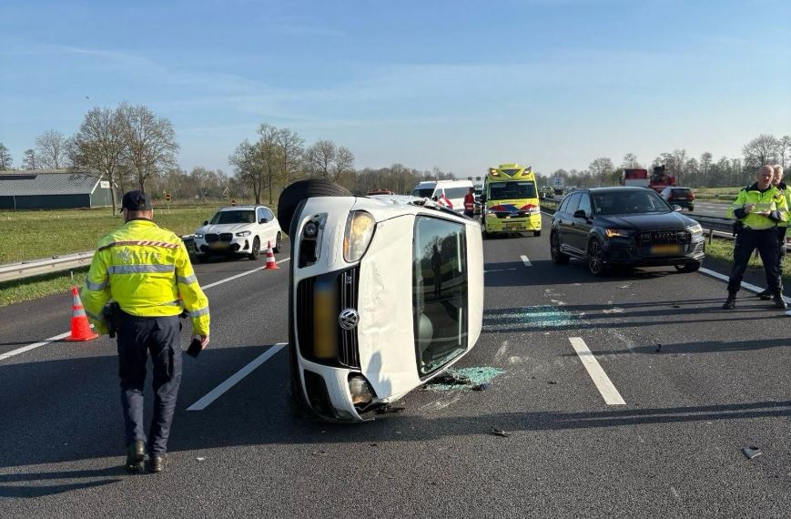 Auto op zijkant veroorzaakt grote vertraging op A28 richting Zwolle bij ...