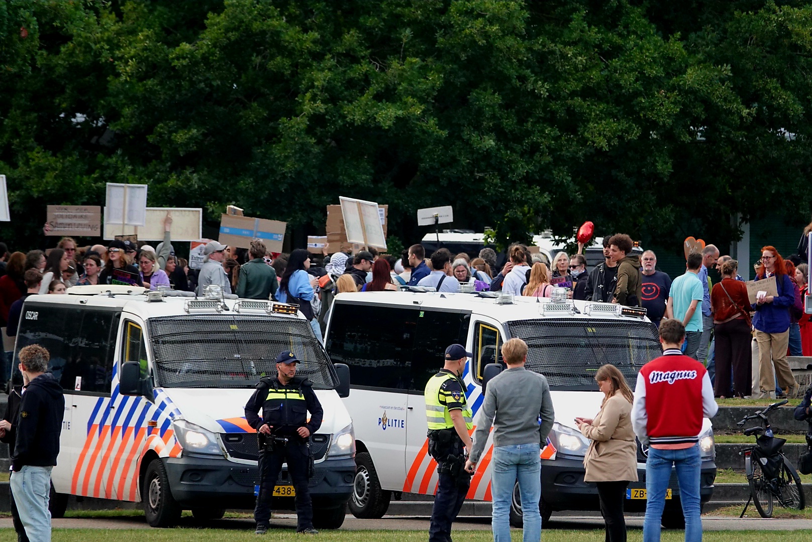 Onrust rond AZC-protest in Zwolle: politie dreigt met geweld en voert ...