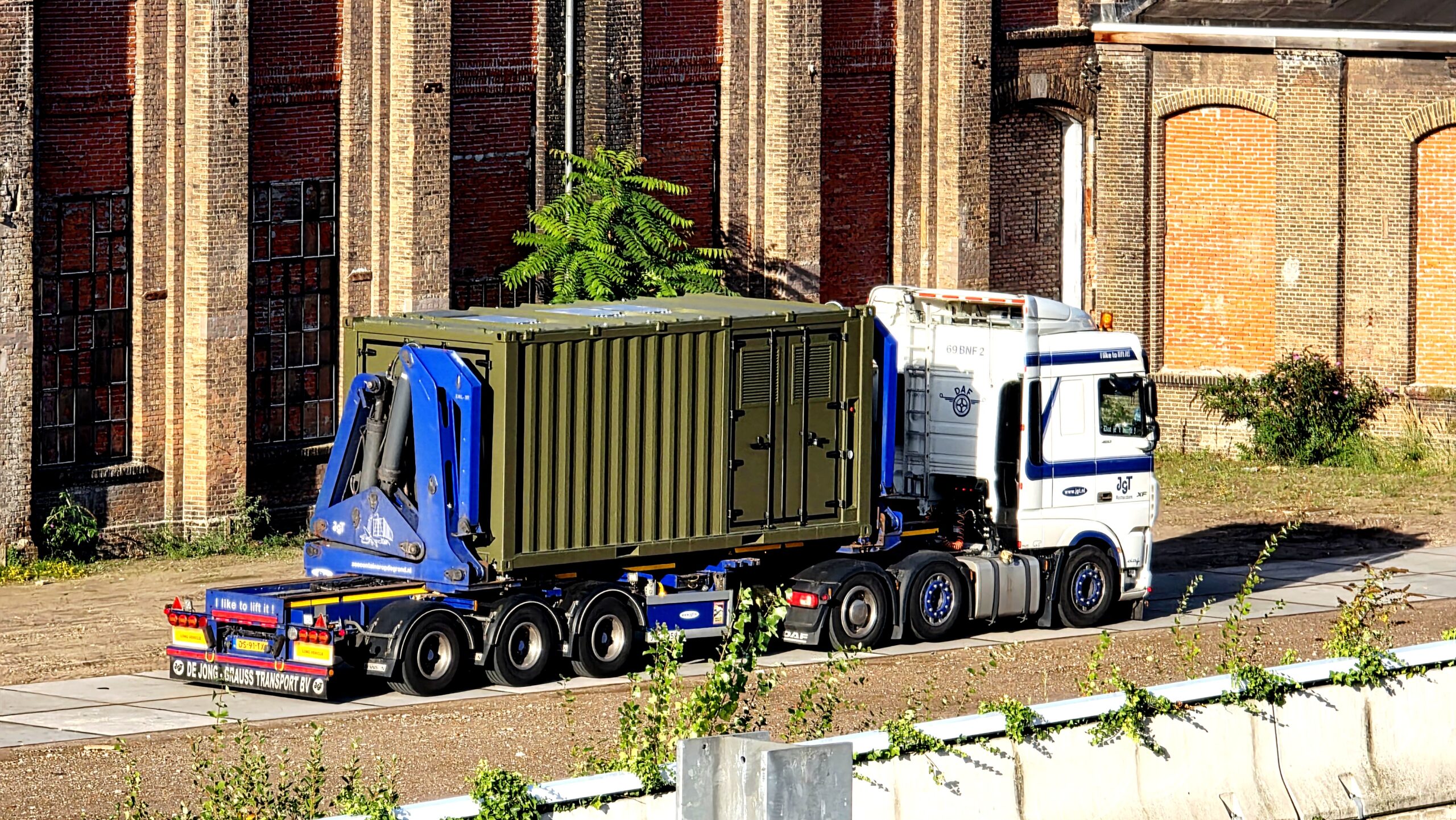 Legergroene containers gedropt in Spoorzone Zwolle