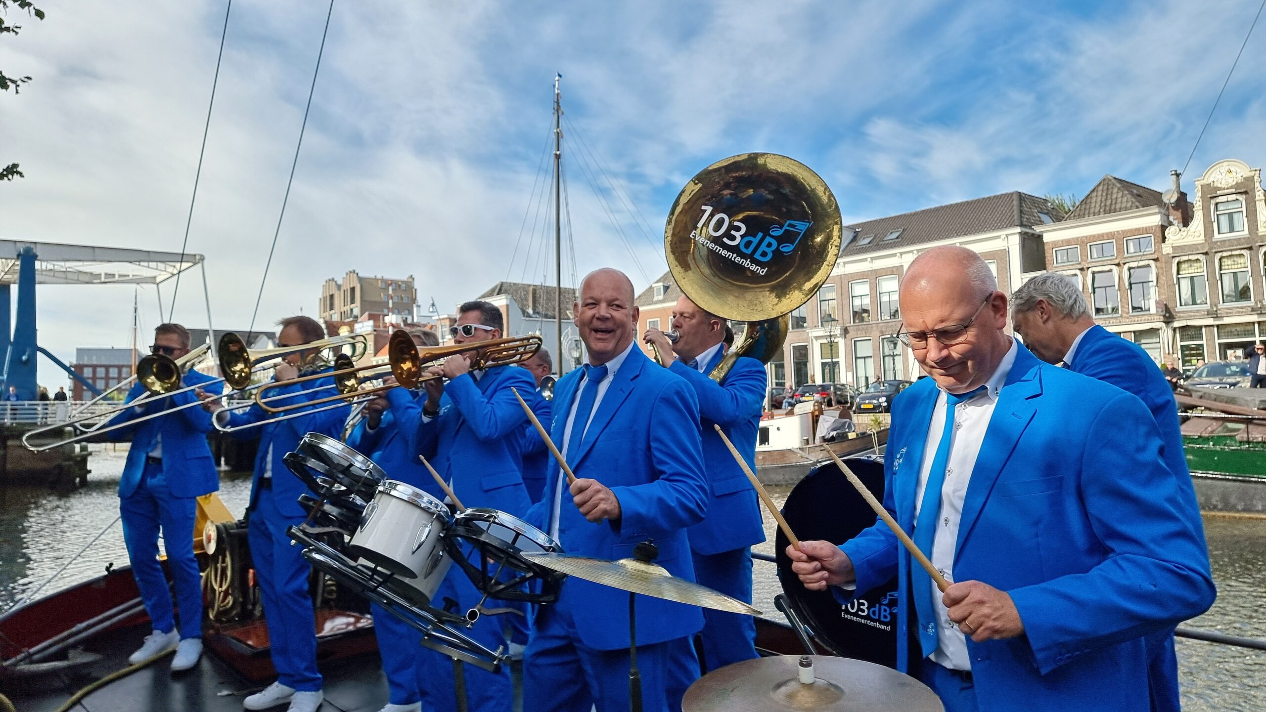 Eerste vaatje Bokbier zondag aan wal in Zwolle - BOKtober festival